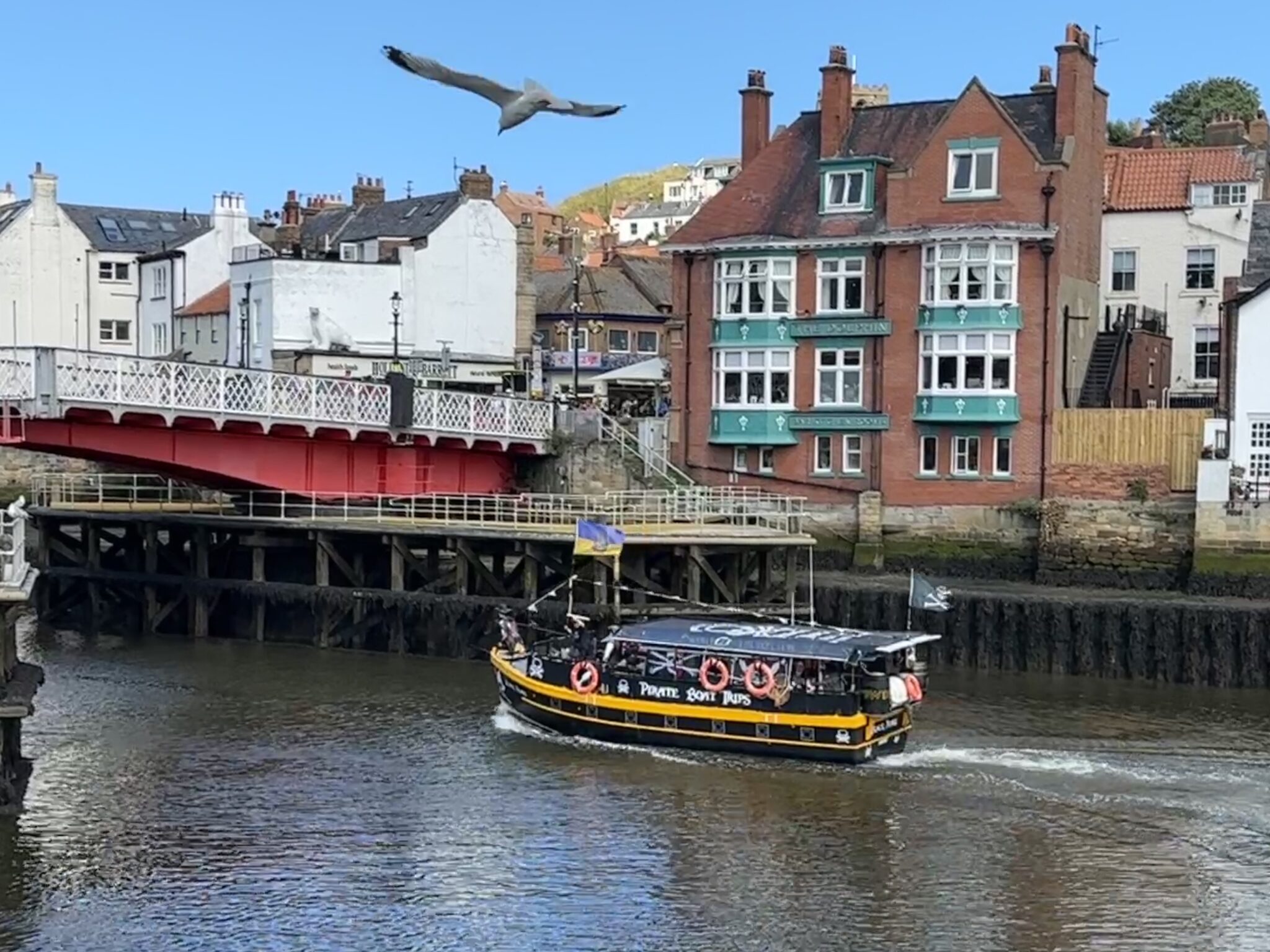 Whitby Harbour, Piers & Lighthouses – Our Guide